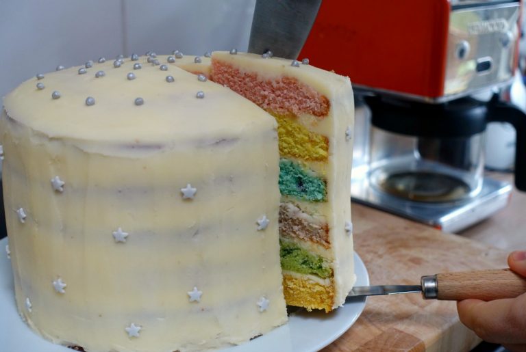 Regenboogcake - must make voor alle zoetekauwers - Leukegeit
